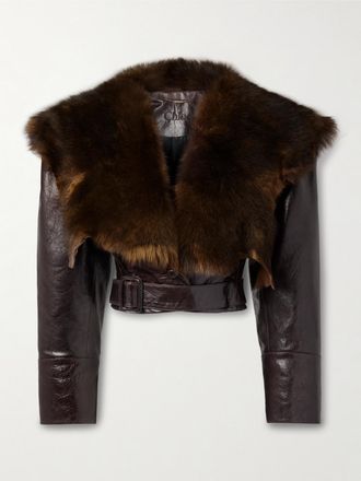 Chloé Verkürzte Jacke Aus Glanzleder Mit Shearling-besatz Und Gürtel - Braun