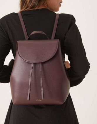 Calvin Klein Jeans - Sac &agrave; dos avec logo m&eacute;tallis&eacute; - Bordeaux-Rouge