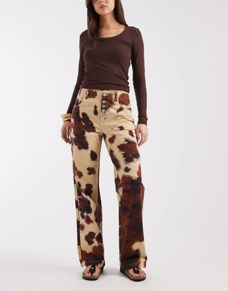 AllSaints Tay - Jean charpentier ample &agrave; imprim&eacute; vache - Cr&egrave;me-Multicolore