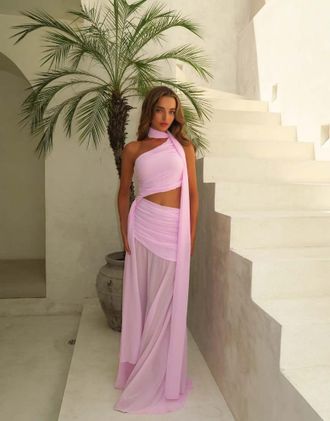 Aria Cove Maxikleid aus Chiffon in Kaugummirosa mit Drapierung, seitlichem Zierausschnitt, transparentem Saum und gewickeltem Schaldetail