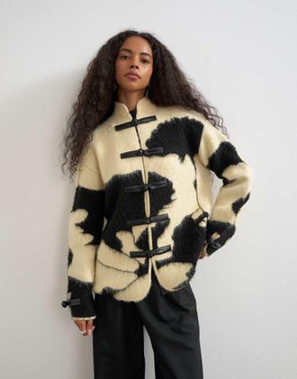 Topshop gestrickte Jacke mit Muster und Knebelverschluss in Schwarz und Creme-Multi