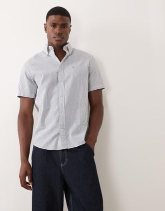 GANT Chemise ray&eacute;e coupe classique en cr&eacute;pon - Bleu marine