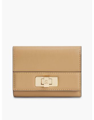 Tommy Hilfiger Modern - Trifold-Brieftasche in Khaki mit TH-Monogramm und Drehverschluss-Braun