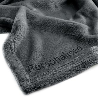 Decoking Personalisierte Kuscheldecke 150x200 cm Grau Anthrazit Decke mit Namen Bestickt Microfaser Tagesdecke Fleece Mic