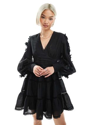 French Connection Aubrey - Robe courte avec d&eacute;tails en dentelle et effet 3D - Noir
