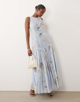Lace & Beads robe longue en mousseline &agrave; col montant sans manches, taille basse et jupe ample bleue