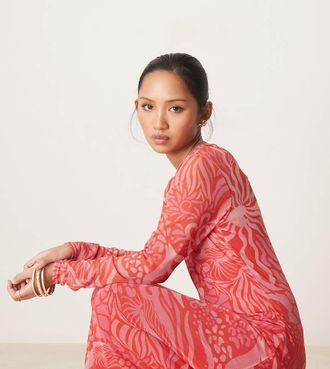 Never Fully Dressed Petite - Lang&auml;rmliges Midaxi-Kleid aus Netzstoff in Rot und Rosa