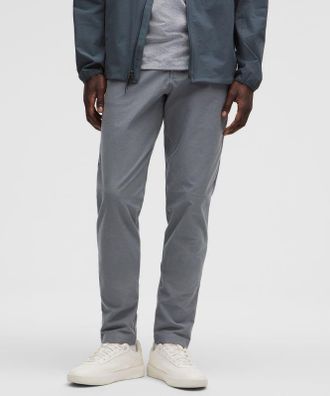 lululemon ABC Hose im Slim Fit mit 5 Taschen Utilitech f&uuml;r M&auml;nner - 76 cm - Gr&ouml;&szlig;e 31 in Solar Grey