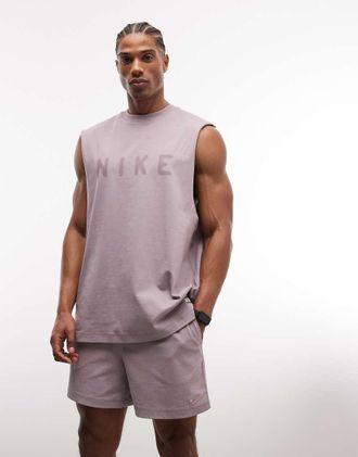 Nike Athletic Club - Tr&auml;gertop in Lila mit Logo auf der Brust