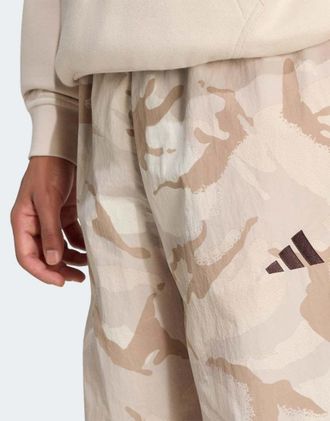 adidas Seasonal essentials Camo gewebte Parachute-Hose in Multicolor / Chalky Brown