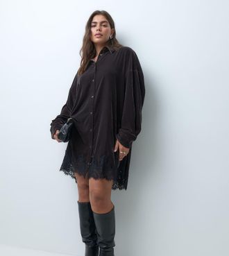 Asos Curve ASOS DESIGN Curve Oversize-Hemdkleid aus Samt mit Spitzenbesatz am Saum in Schwarz