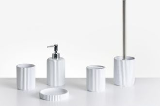 Beliani Badaccessoires Set 5-teilig Kunstharz wei&szlig; Rillenoptik Bad-Zubeh&ouml;r Camana