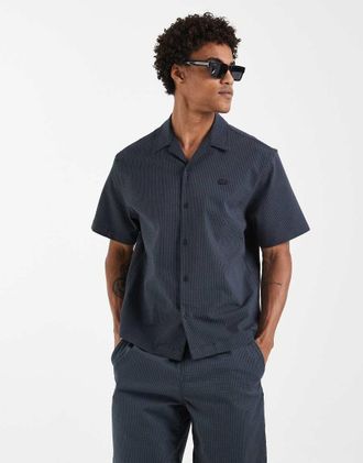 Lacoste Hemd aus Seersucker in verwaschenem Schwarz mit Reverskragen, Kombiteil