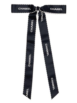 Chanel broche noeud à logo brodé (1971-1985) - Bleu