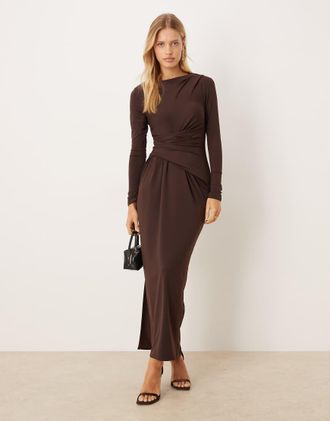 Asos Robe longue drap&eacute;e &agrave; manches longues en tissu doux - Chocolat-Brown