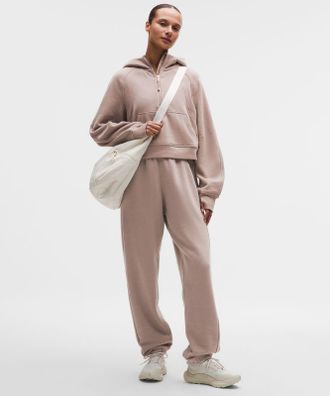 lululemon Scuba Jogger im Oversized Fit mit mittelhohem Bund Regular f&uuml;r Frauen - Gr&ouml;&szlig;e 2XS in Ashen Rose
