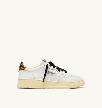 Autry BASKETS MEDALIST LOW EN CUIR BLANC ET LEOPARD