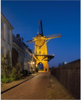 Wallario Poster - Windm&uuml;hle bei Nacht in Premiumqualit&auml;t, Gr&ouml;&szlig;e: 40 x 50 cm