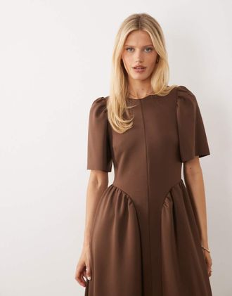Vero Moda Maxikleid in Schokobraun mit figurbetontem Oberteil und Puff&auml;rmeln
