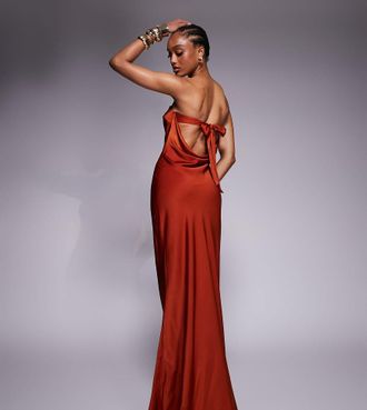 Asos Tall ASOS DESIGN Tall - Robe bandeau longue coupe trapèze en satin nouée au dos - Rouille-rose