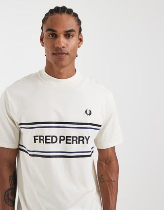 Fred Perry T-Shirt in Ecru mit Textlogo-Grafik-Wei&szlig;