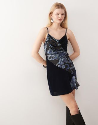 Reclaimed Vintage Robe courte à empiècements effet froncé et motif fleuri en dévoré - Bleu marine-Multicolore