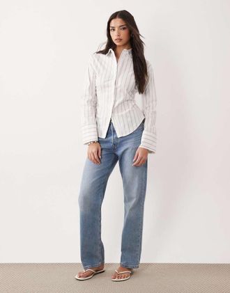 Gina Tricot Gina Tricot - Lang&auml;rmlige, taillierte Bluse in Wei&szlig; mit Streifen