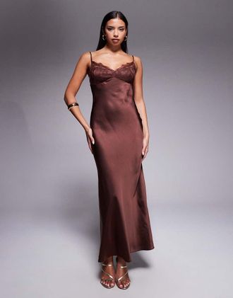 Asos Robe longue en satin avec bonnets pr&eacute;form&eacute;s en dentelle et d&eacute;coupe au dos - Chocolat-Brown