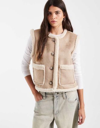 Vero Moda Weste in Wildlederoptik mit Teddyfutter in Neutral