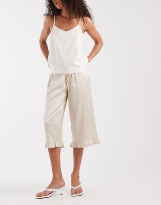 Motel Tunelia - Satin-Caprihose in Neutral mit R&uuml;schensaum