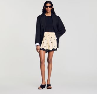 Sandro Shorts mit Blumenstickerei
