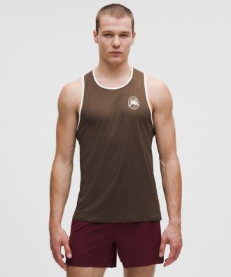 lululemon Fast and Free Tanktop mit perforierten Streifen Run Crew 1998 f&uuml;r M&auml;nner - Gr&ouml;&szlig;e 2XL in Walnut Crunch