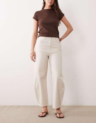 New Look Schmal zulaufende Barrel-Jeans in Wollwei&szlig;