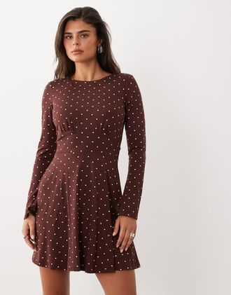 Nobody's Child Tate Jersey-Kleid mit Rundhalsausschnitt, taillierter Taille und Mini-L&auml;nge in Schokobraun mit Punkten