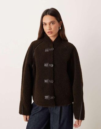 Mango Kragenlose Jacke aus Teddystoff in Schwarz mit Knebelknöpfen