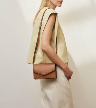 Le Tanneur Sac pochette avec bandouli&egrave;re en cuir lisse