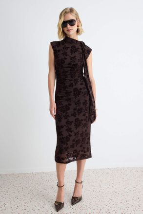 Trendyol Gebl&uuml;mtes &auml;rmelloses Midikleid, bodycon - Braun