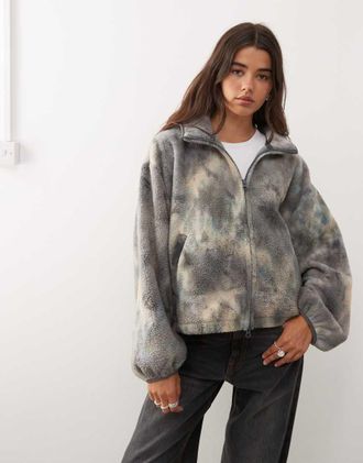 Weekday Polaire oversize zipp&eacute;e en imitation peau de mouton - Imprim&eacute; effet spray-Gris