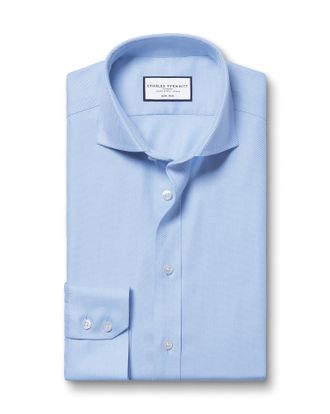 CHARLES TYRWHITT Bügelfreies Hemd mit Haifischkragen und Fischgrätmuster - Himmelblau Knopfmanschette