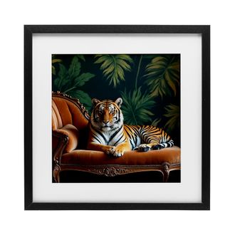 Stupell Industries Tiger Lounging on Chaise Black Gerahmter Druck unter Glas, Design von Lettered and Lined, 33 x 33 cm
