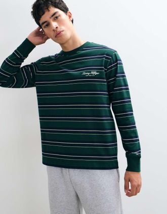 Tommy Hilfiger gestreiftes Langarm-T-Shirt mit Script-Logo in Gr&uuml;n/Multi