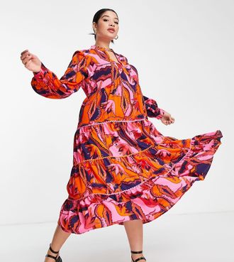 Never Fully Dressed Plus Never Fully Dressed Curve - Foxy - Gestuftes Kleid in Rosa und Orange-Bunt