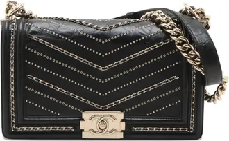 Chanel 2018-2019 mittelgroße Boy Flap Umhängetasche aus Kalbsleder mit Knitteroptik - Schwarz