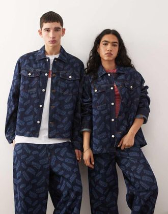 Reclaimed Vintage x Stranger Things - Veste en jean unisexe &agrave; imprim&eacute; logos au laser - Bleu moyen