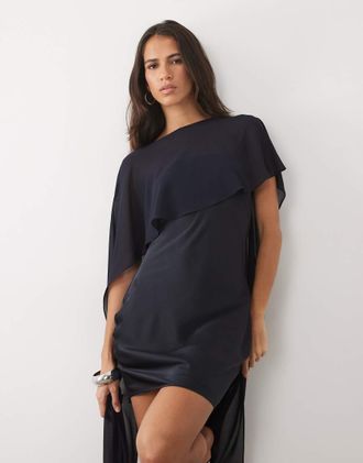 Tfnc Satin-Bandeau-Minikleid mit Chiffon-Cape in Marineblau