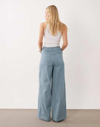 Ghospell Rox - Baumwoll-Jeans in Hellblau mit Nadelstreifen, hohem Bund, floraler Lochstickerei und weitem Bein
