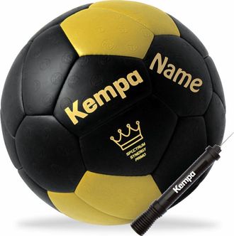 Kempa Sportartikelland Bundle Handball Spectrum Synergy Primo schwarz/Gold personalisiert Gr&ouml;&szlig;e 1 mit Aufdruck Name Doppelhub Ballpumpe