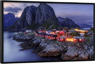 artboxONE Poster mit schwarzem Rahmen 60x40 cm Natur Fischerdorf Hamnoy Lofoten - Bild hamnoy Europa fischerdorf