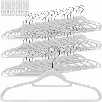 Pearl Kleiderbügel Kunststoff: 60 rutschfeste Samt-Kleiderbügel, Clips, 4,5 kg Tragkraft, weiß (Kunststoff drehbar, Stiefelhaken, Unterwäsche)