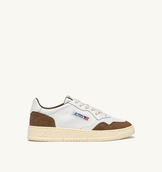 Autry BASKETS MEDALIST LOW EN CUIR BLANC ET DAIM TABAC
